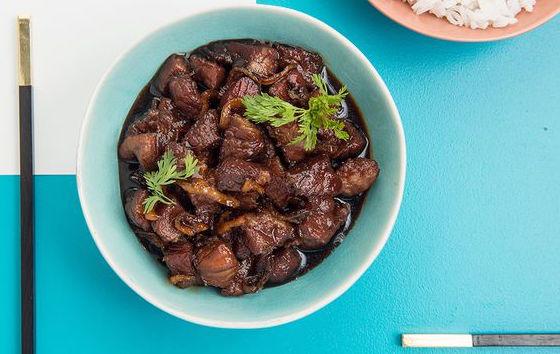 Sauté de porc au caramel & riz djondjon ~ Blanc manger coco | Avekapeti